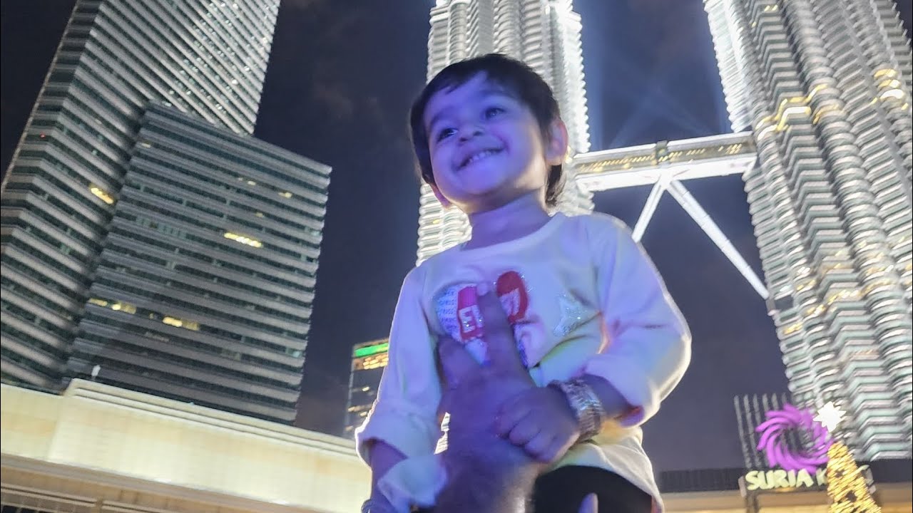 Aftrifical snow falling in KLCC very beautiful - YouTube