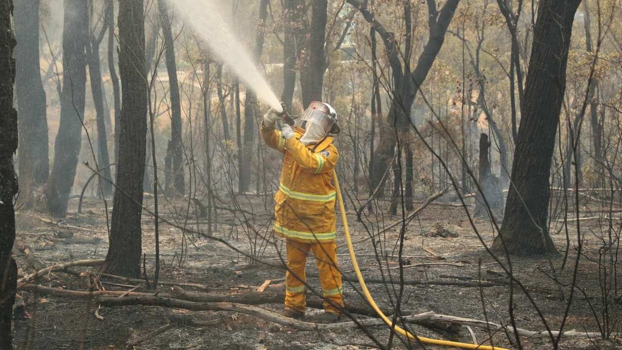 'Apocalyptic' photos show disastrous effect of bushfires - YouTube