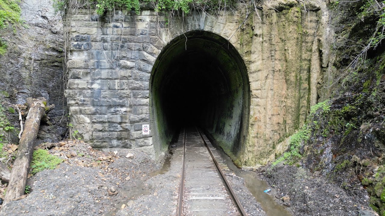 Trains Sometimes Scrape The Rock Walls in the Cumberland Gap Railroad ...