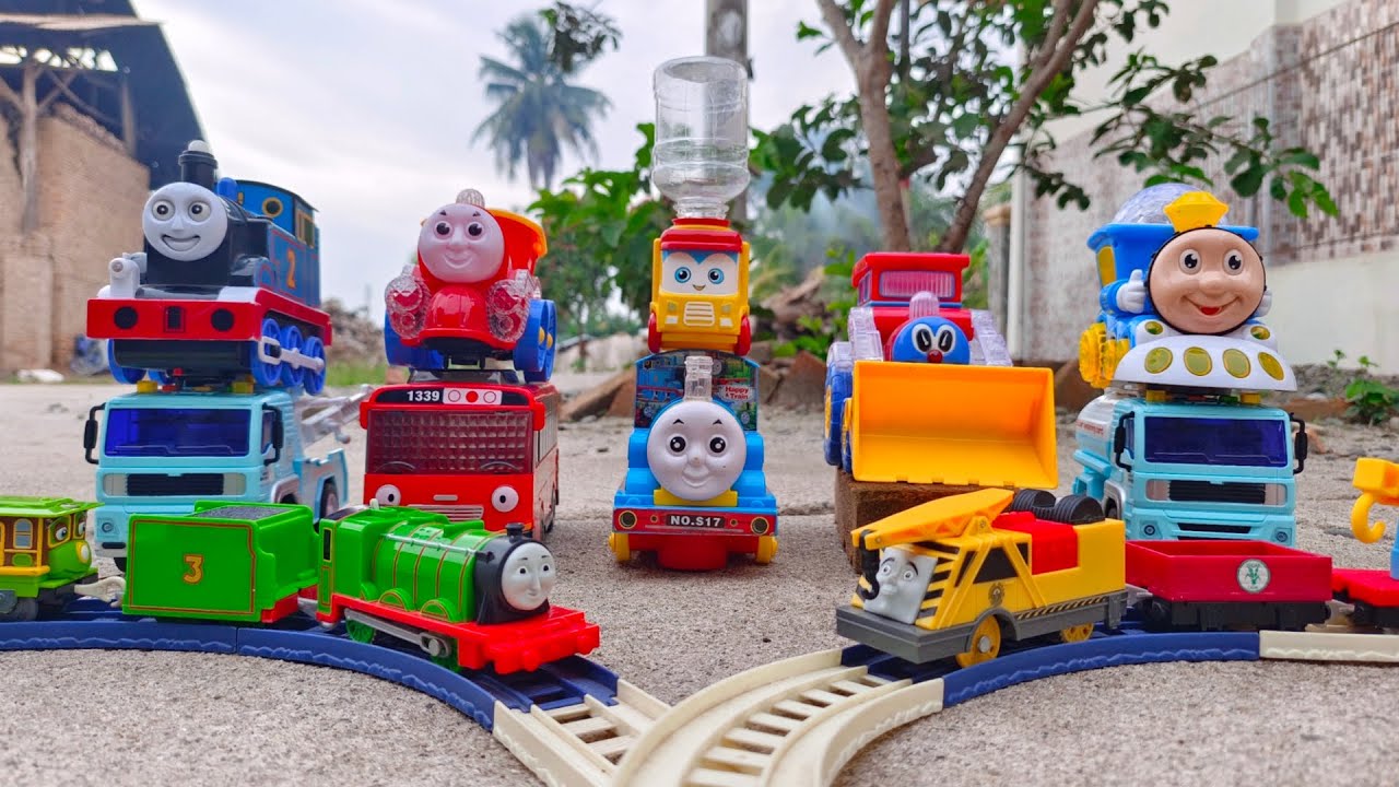 Merakit mainan kereta api thomas dan mencari mainan bus dan truk tayo ...