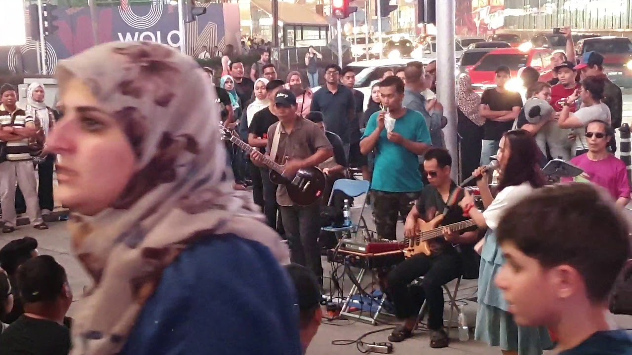 Cewek Indonesia yang nyanyi....Bang Jono - YouTube