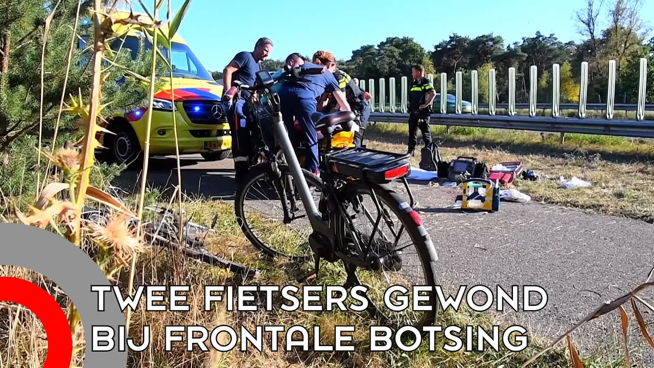 Twee fietsers gewond bij frontale botsing - YouTube
