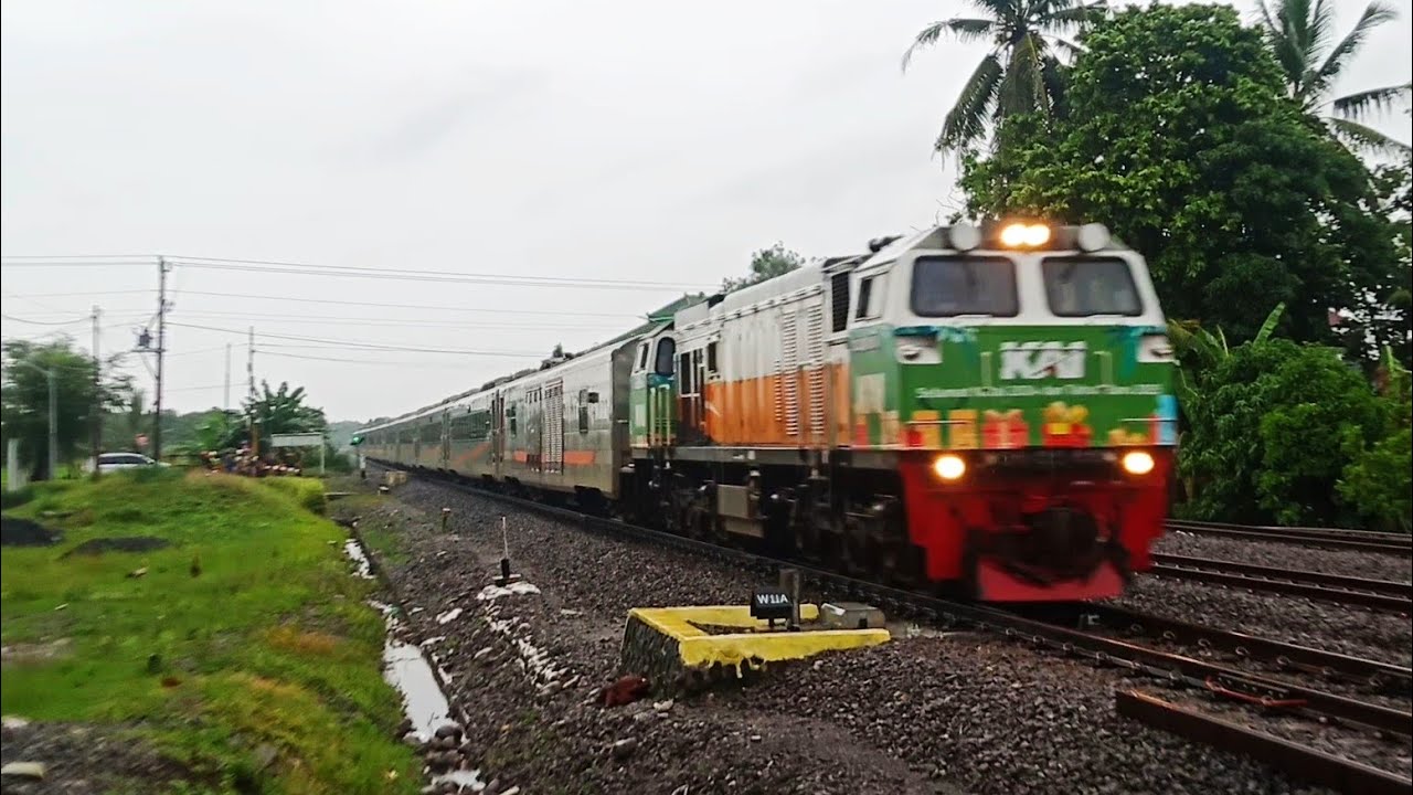 banyak nya momen KA berhenti di stasiun jenar‼️dan mendapatkan momen ...