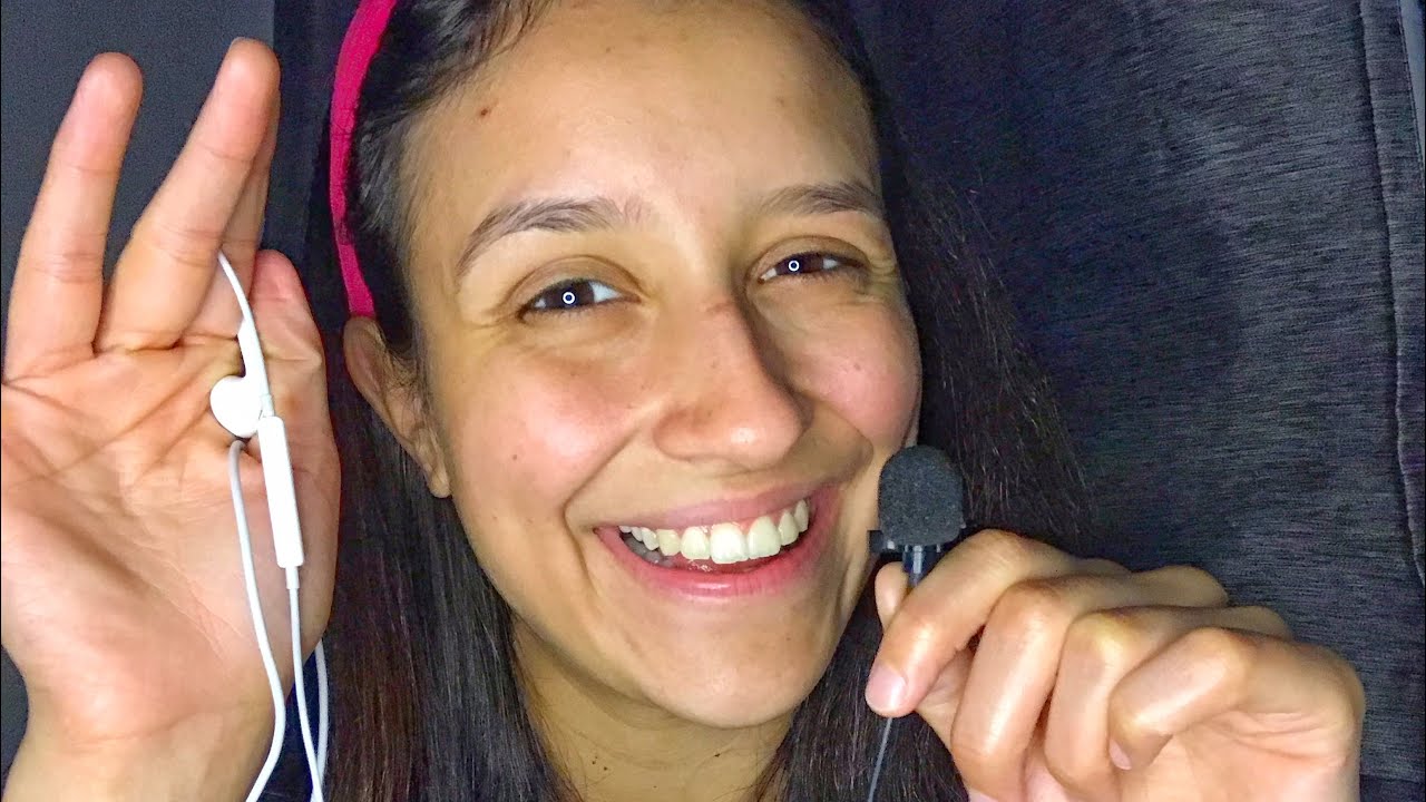Asmr: sussurrando no seu ouvido com o fone de ouvido e o mini microfone ...