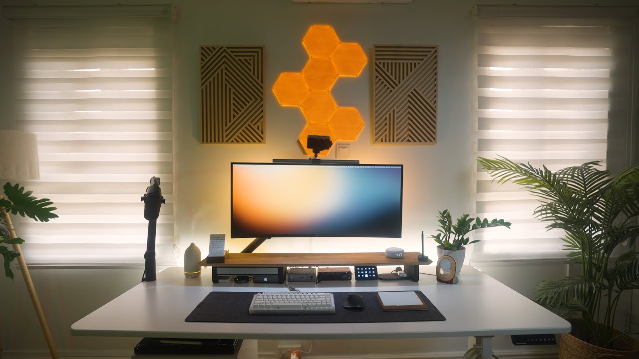 Cozy And Productive Desk Setup For A Freelance Designer / Desk Tour ...