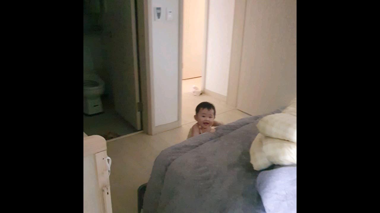 숨바꼭질하는데 없어진 엄마가 나타나자 기뻐하는 아기 엄마목소리 주의 Shots 육아일상 아기랑놀아주기 Youtube