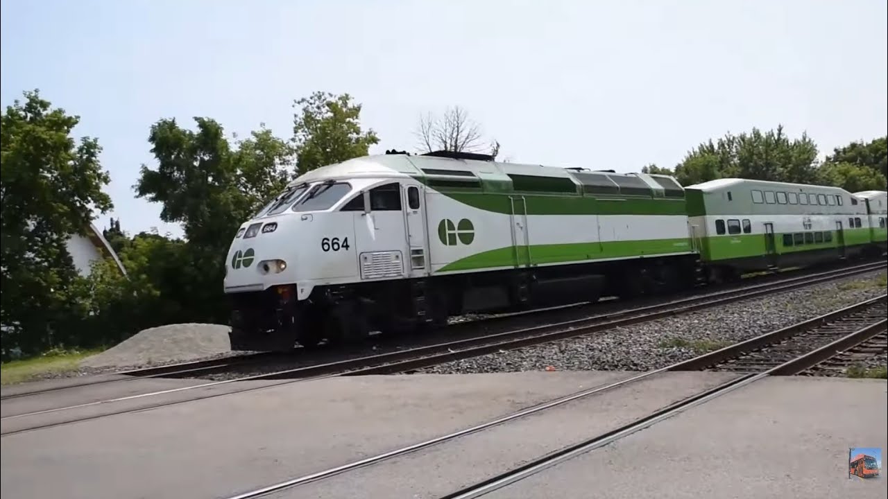 RARE GO TRAIN in St.Catharines OLD STYLE! - YouTube