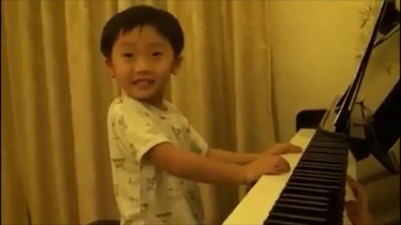 El pequeño prodigio de 4 años que enamoró a las redes con su piano ...