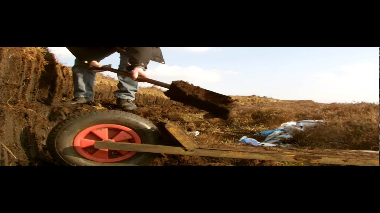 CUTTING TURF OLD STYLE IN DONEGAL - YouTube