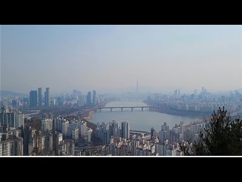 The view of the Han River in Seoul / 매봉산 팔각정의 한강풍경(멀리 롯데타워가 보인다!) - YouTube