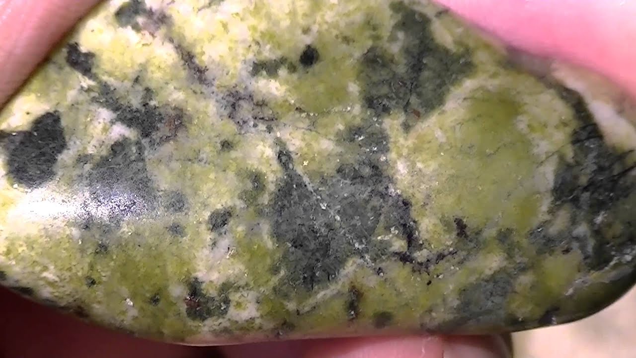 Nephrite Jade Nefrita Ca2 (Mg,Fe)5(OH,F)Si4O11)2 - YouTube