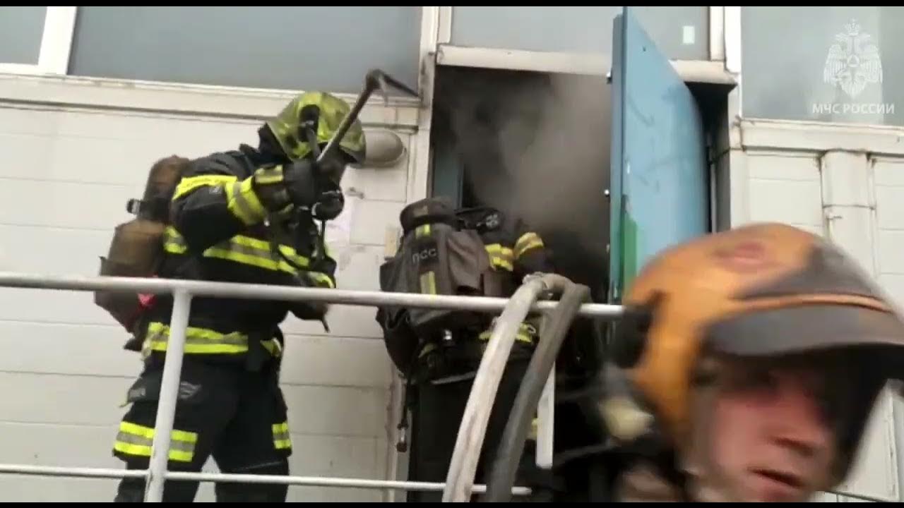 Спасатели тушат пожар в Шушарах - YouTube
