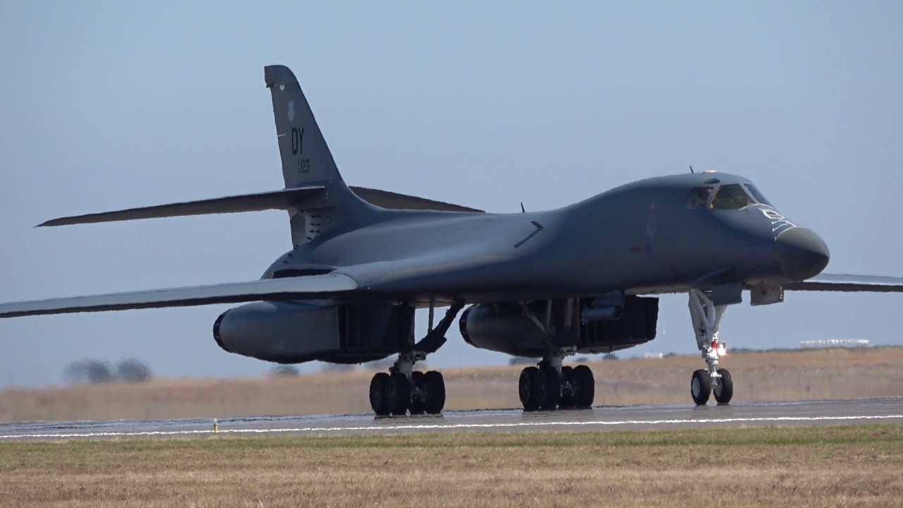 USAF Rockwell B1B Lancer Taxing At Avalon Airport for the Airshow - YouTube
