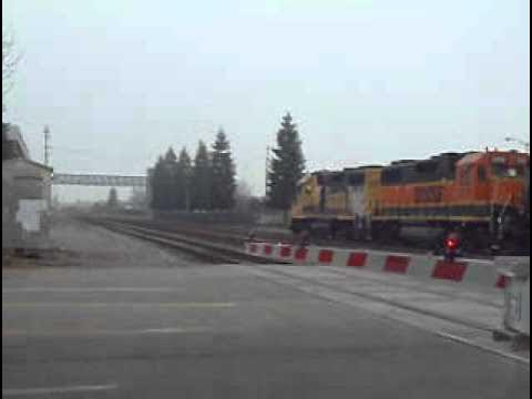 BNSF 2953(Ex-ATSF 3699) and 2319(Ex-SLSF 464) in L street and K street crossings - YouTube