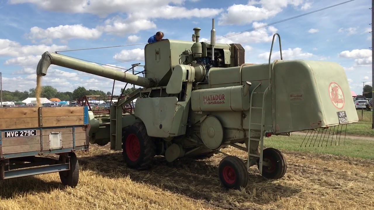 Claas Matador standard combine emptying its grain tank - YouTube