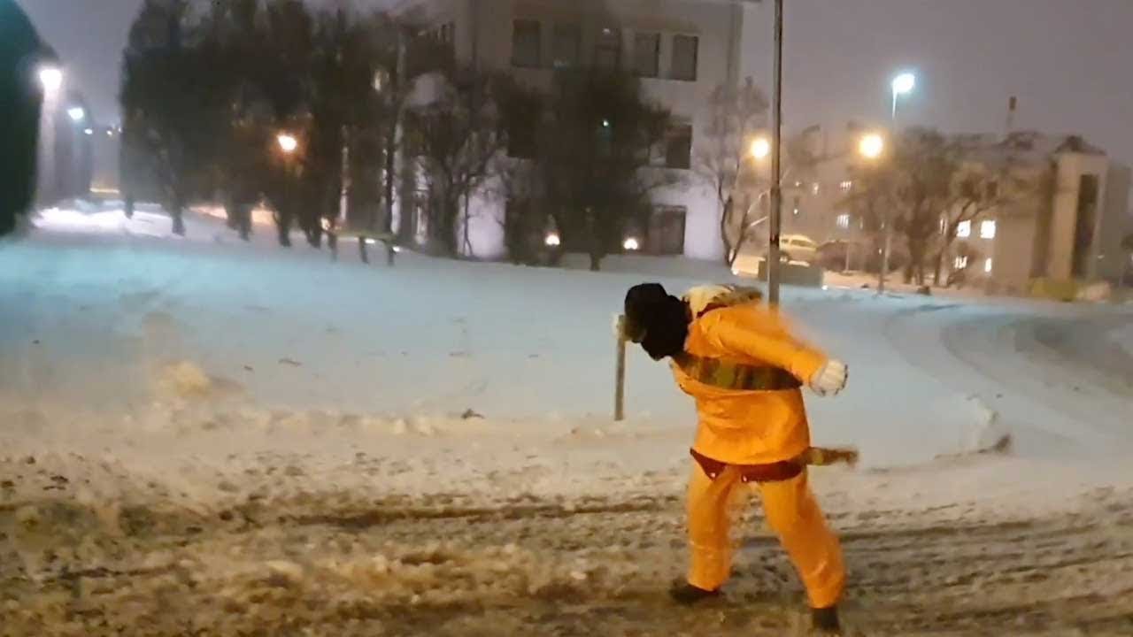 Strong Icelandic Winds Push People Along Pavement - YouTube