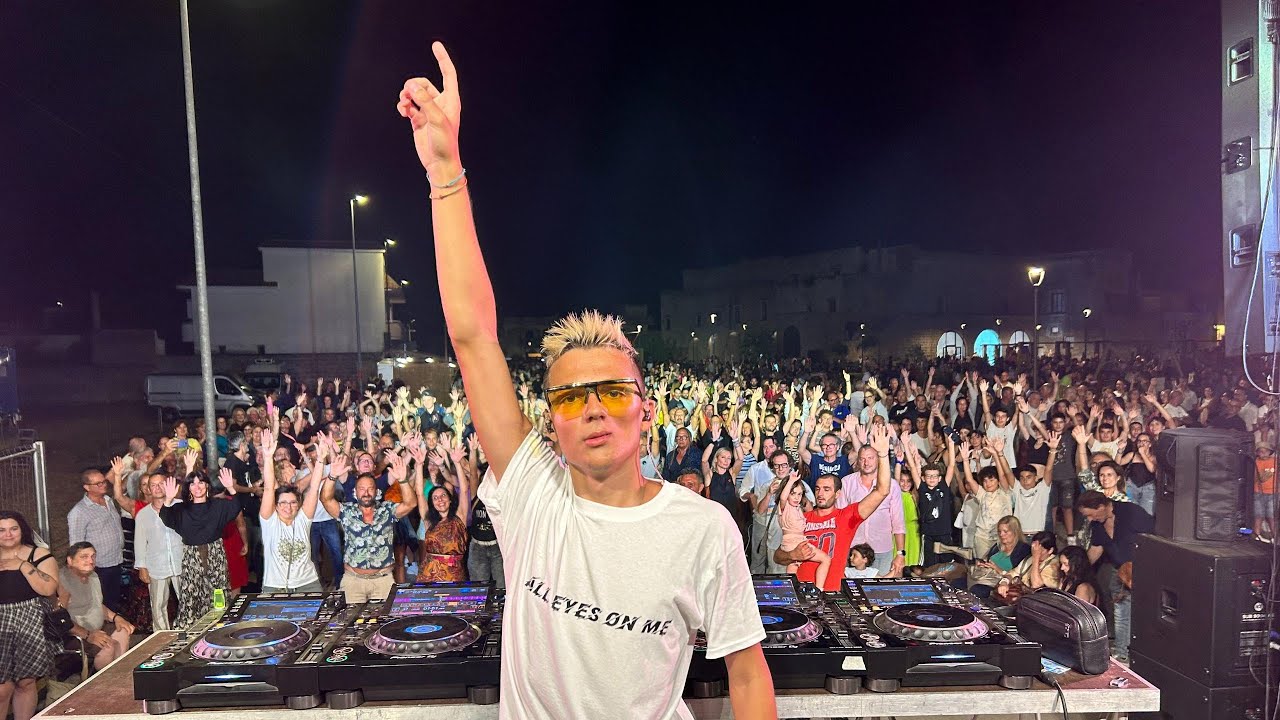 THIS IS REAL DJing - Best Drops Live From Italy - YouTube