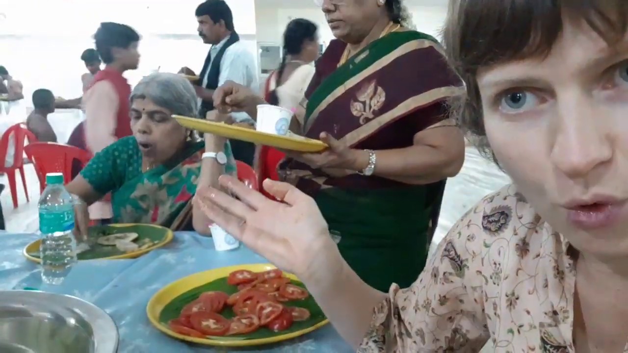 Eating at the Indian Wedding/Ем на Индийской Свадьбе - YouTube