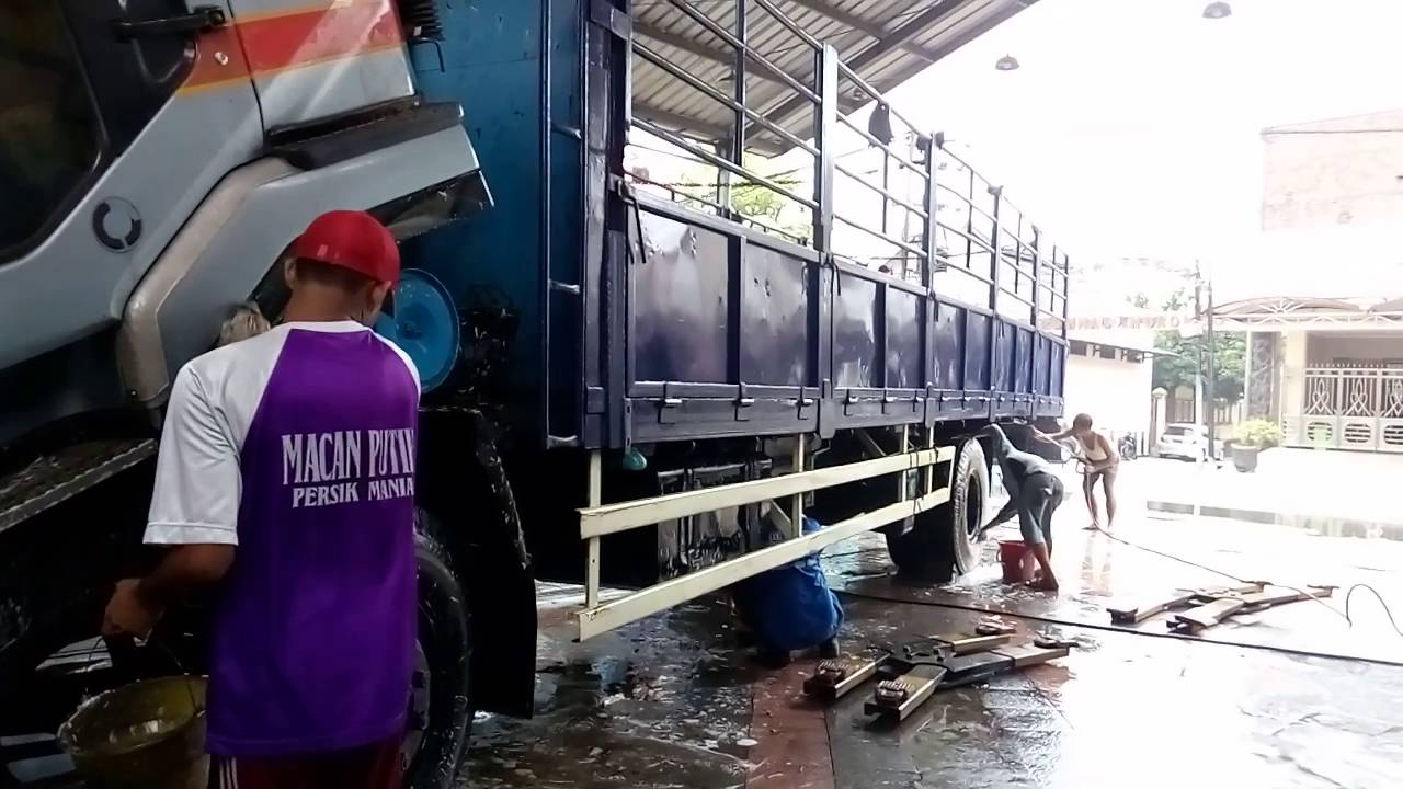 Cuci Truk Besar - Sekali kali bolehlah kita membersihkan sebuah truk ...