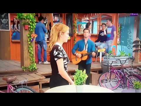 Andres faz uma serenata para Tamara