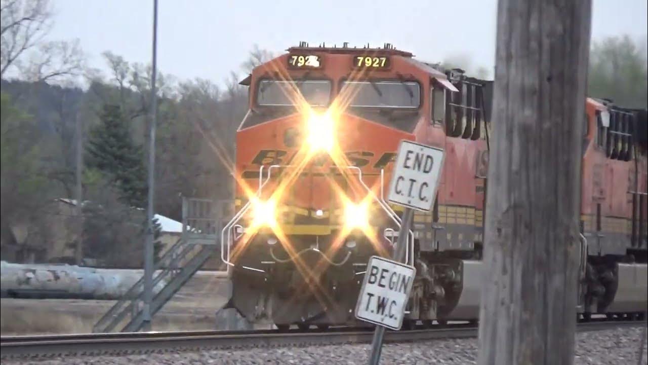 BNSF 7927 leads the Z CHIDEN at Pacific Junction, Iowa. - YouTube