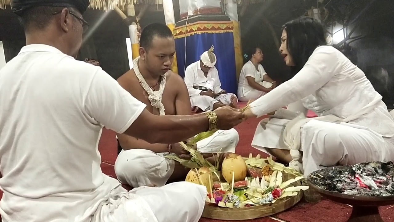 prosesi lanjutan abeseka Dewa Bayu menuju Dewa Goni 11 December 2020 di ...