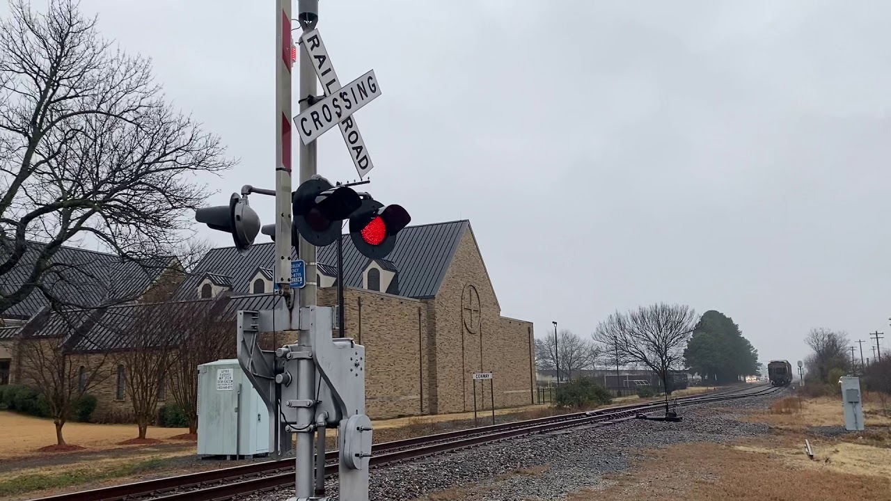 UP 8631 and KCSM 4654 leads a NB manifest with mid dpu through Conway! - YouTube