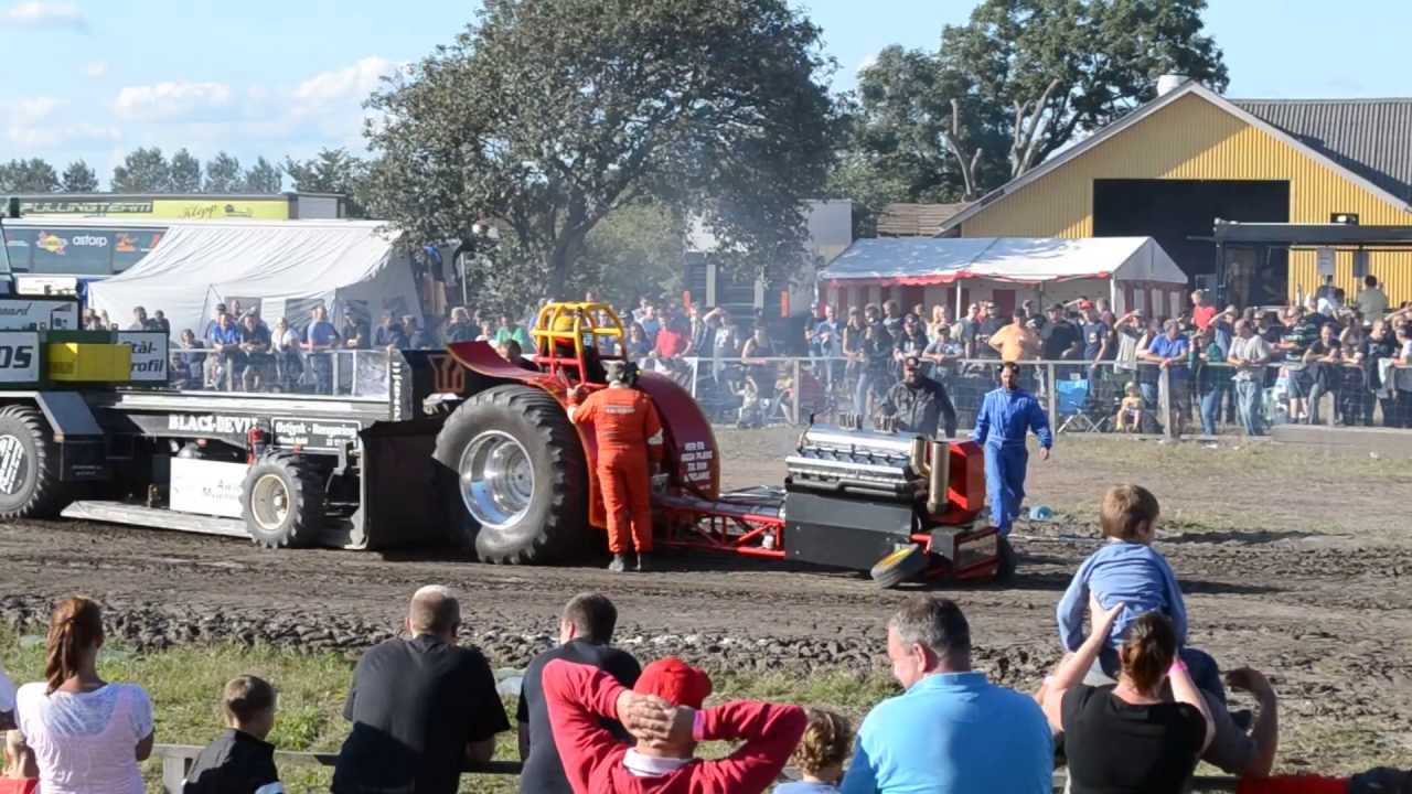 HUGE CRASH!! DM TRACTOR PULLING 2013! - YouTube