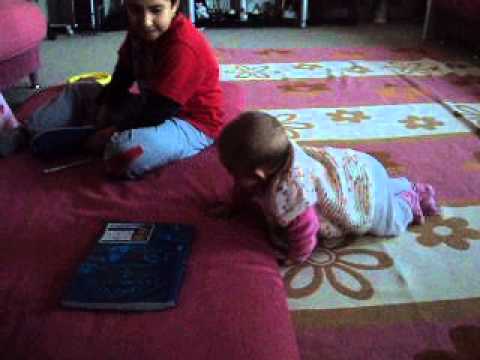 kitap okuyan bebek 6 aylık