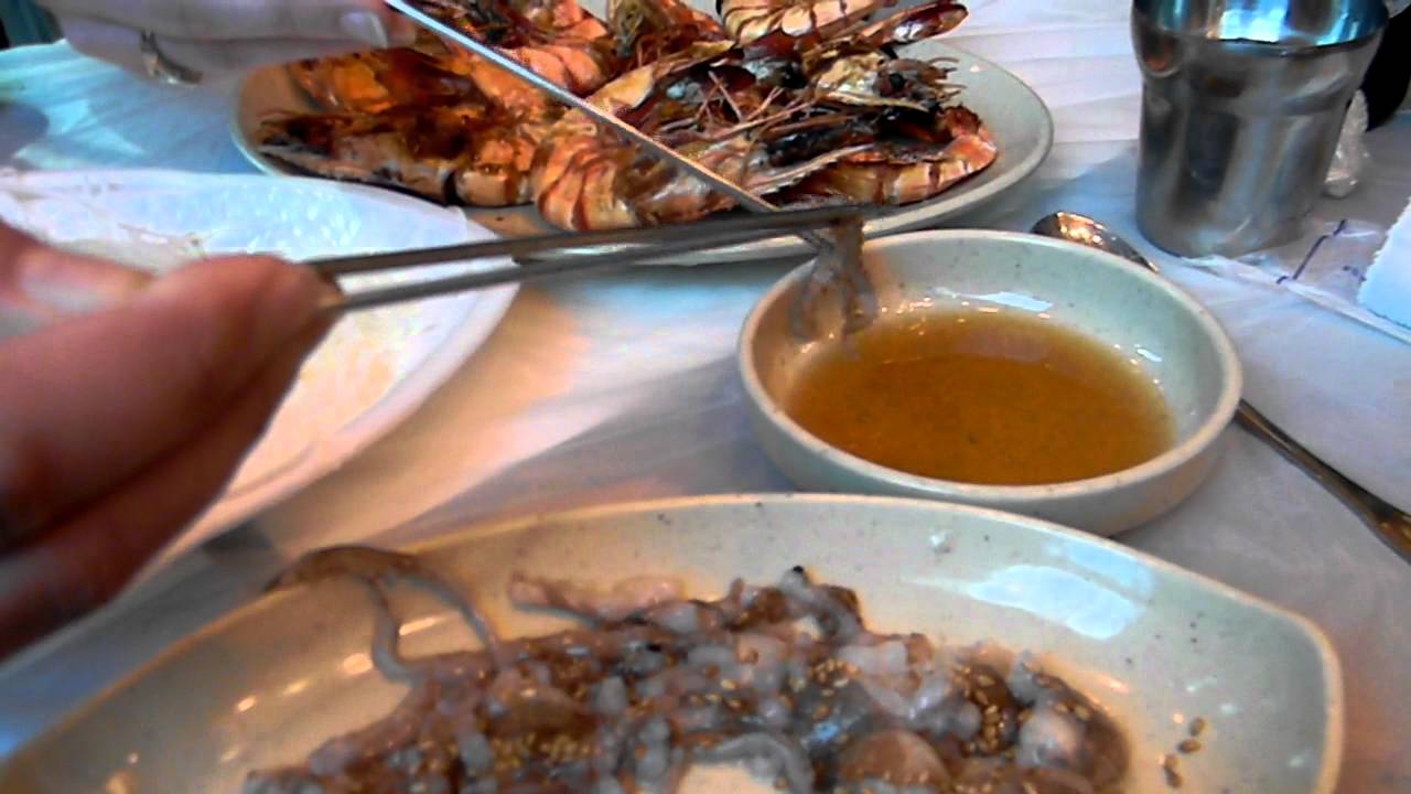 Eating live octopus (sannakji) - YouTube