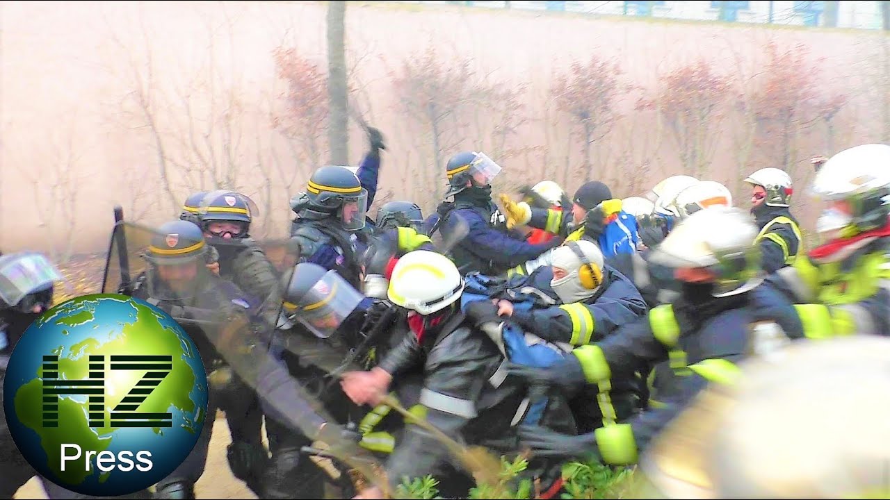 Charge de CRS contre charge de POMPIERS en marge de la manifestation pompiers à Paris - 28 janv ...
