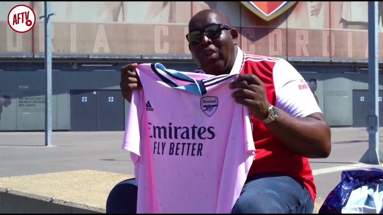 Crucial Robbie brings out the bars - YouTube