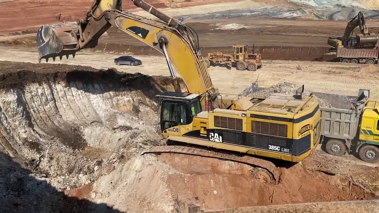 Caterpillar 385C Excavators Loading Trucks - YouTube