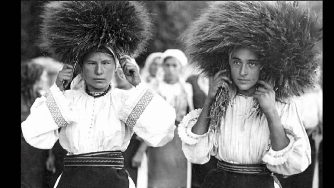 Cântecul cununii / Garland procession song - YouTube