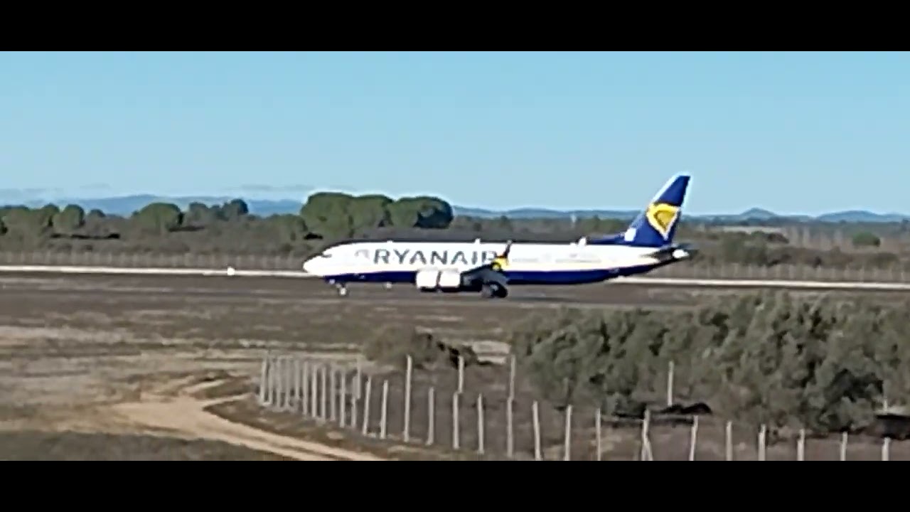 Beziers Cap d'Agde airport. 737MAX8-200 lands in less of 1050m, to ...