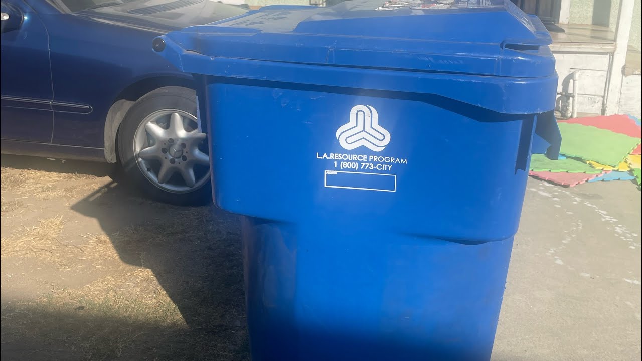 36328 LA sanitation garbage truck on recycle (part 1) - YouTube