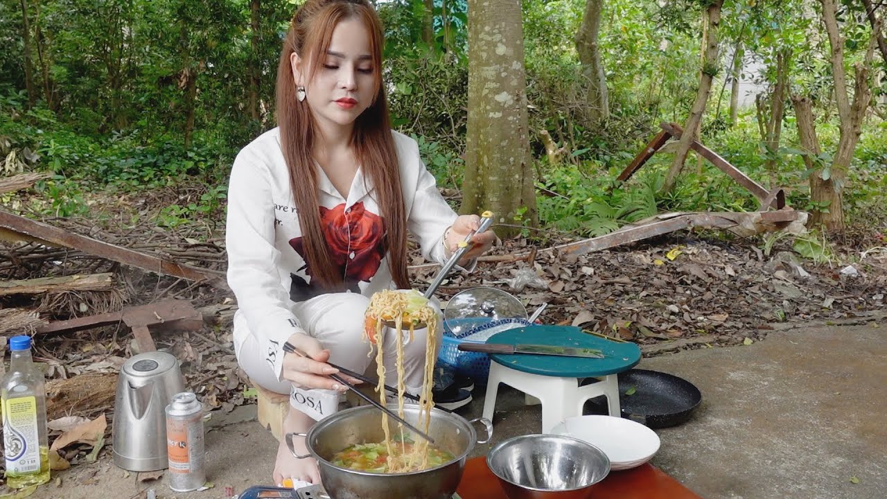 yumi daily life | hearty noodle and cabbage soup - YouTube