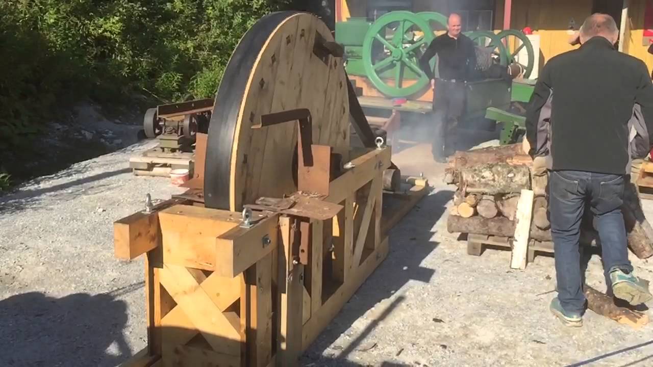Slowmo video of oldschool log splitter. - YouTube