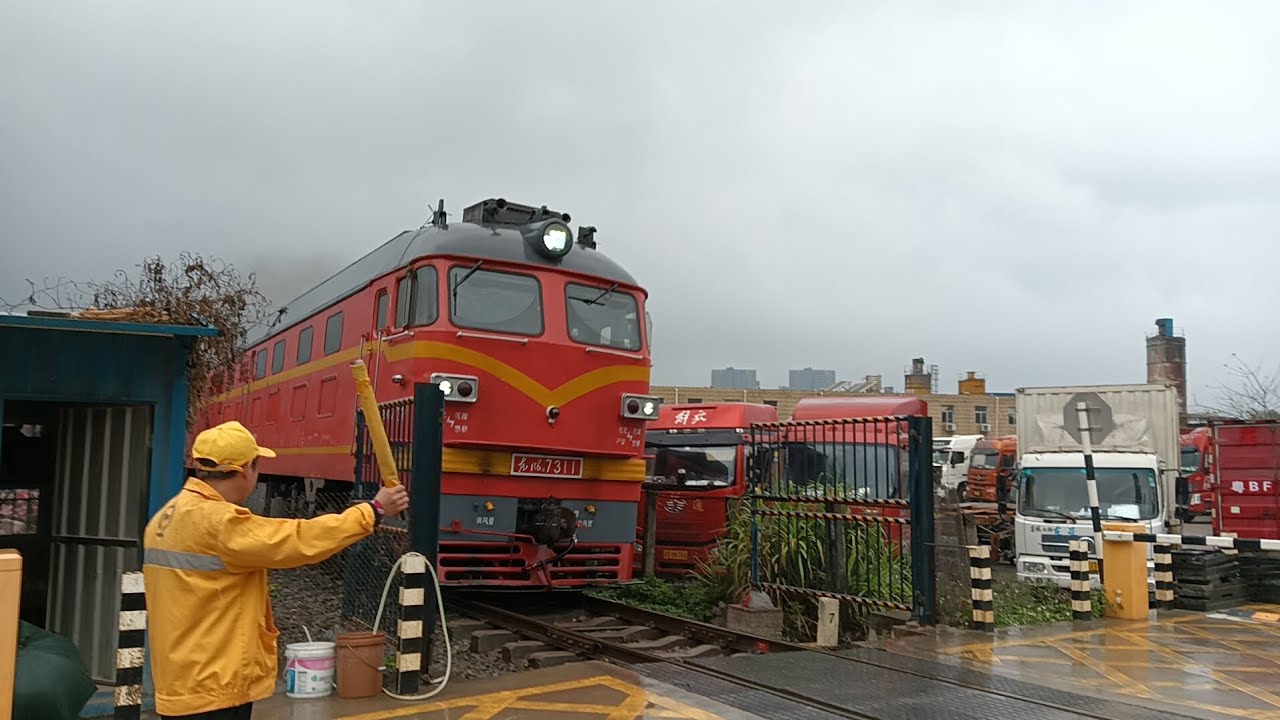 平鹽鐵路DF4B 7311 牽引貨運列車南行通過平鹽鐵路橫崗站平交通往鹽田港貨運站 - YouTube