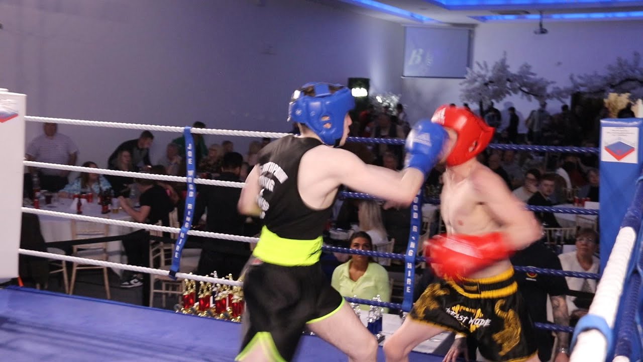 JB Mac vs Jayden Smith Southpaw Boxing Show Wolverhampton 150423 - YouTube