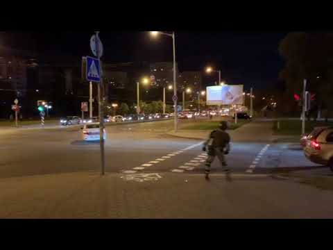 КРУТО БОЕВИК ОТДЫХАЕТ каратели хотят взять в заложники , но такист увозит парня на большой скорости