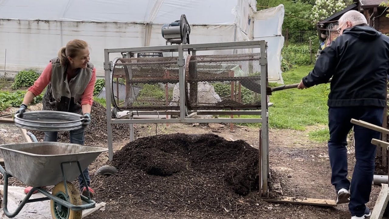 Cum pregatim compostul pentru gradina. Cernerea compostului - YouTube