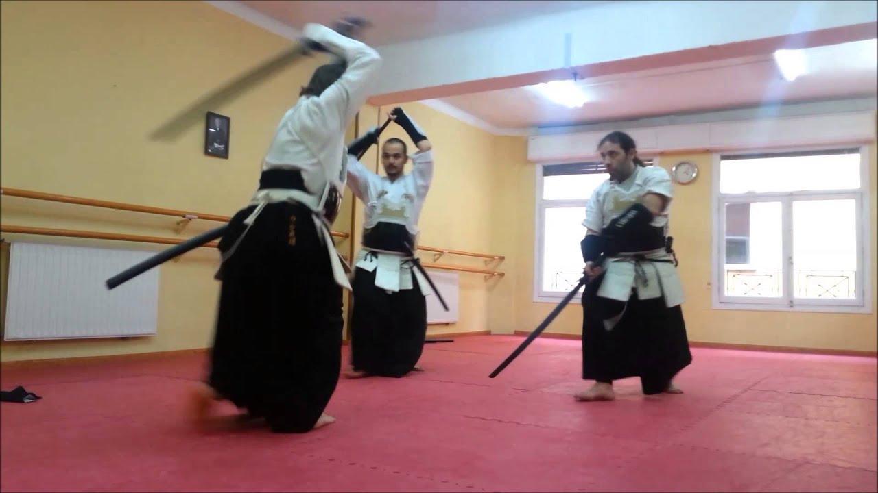 Meiyo Dojo - Kenjutsu en Madrid - Shomen Shinogi con dos ukes - YouTube