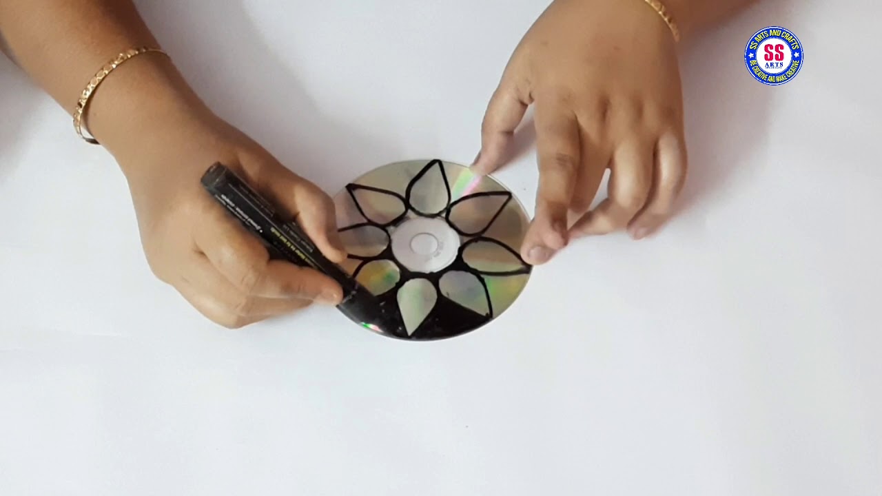 Recycled CD crafts / Room decor idea / Wall Hanging made from Old CD or ...