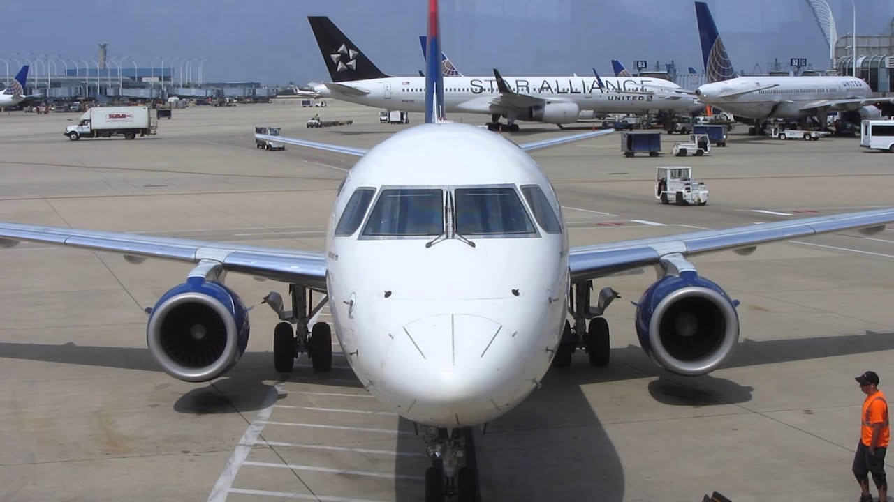 HD | Delta Connection Embraer E-170 Gate Arrival | N215JQ | O'Hare ...