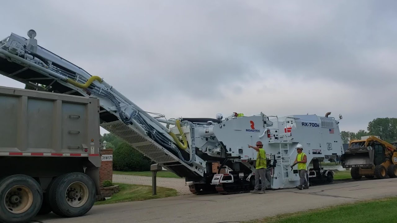 Geneva Construction Co takes delivery of a Roadtec RX-700e 4 and puts ...