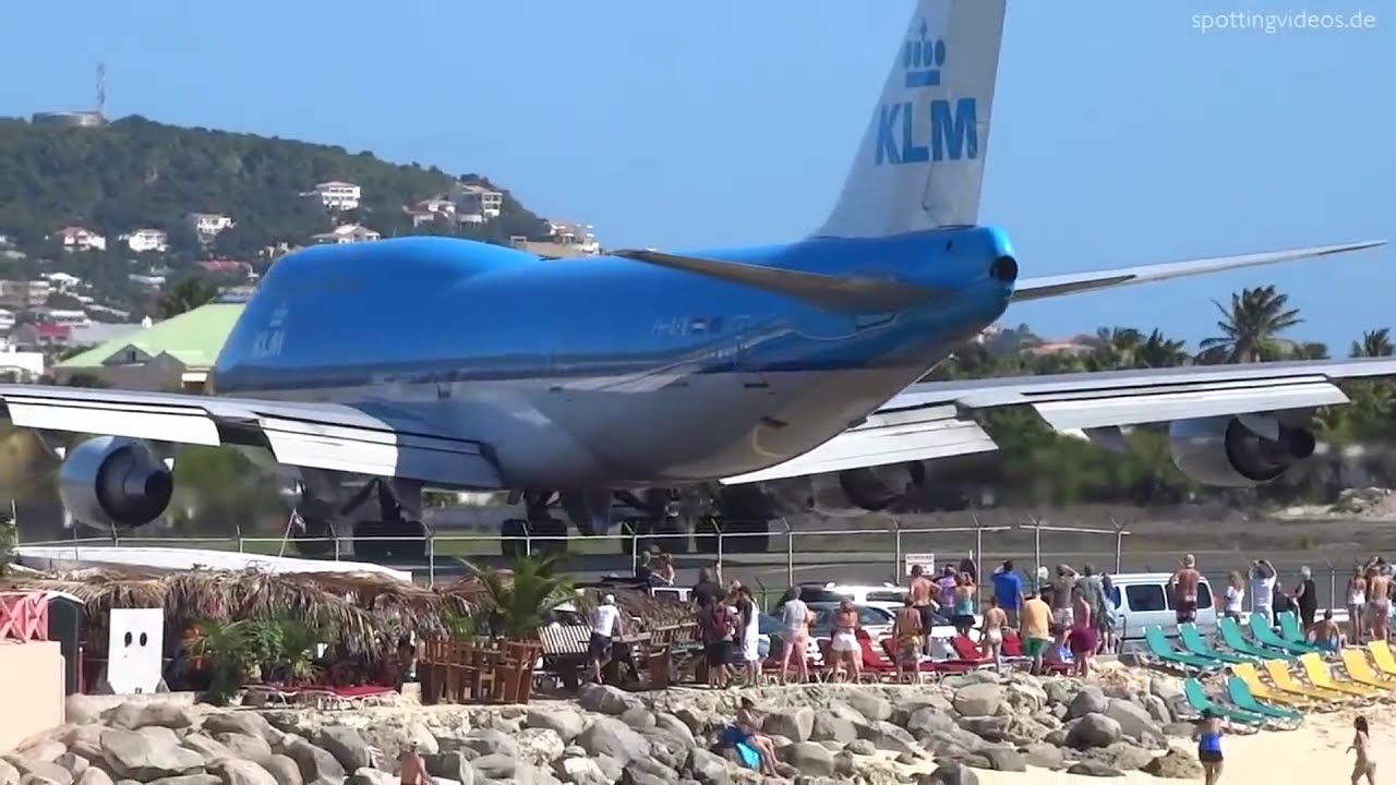 BOEING 747 low LANDING above THE BEACH - St Maarten and Maho Beach ...