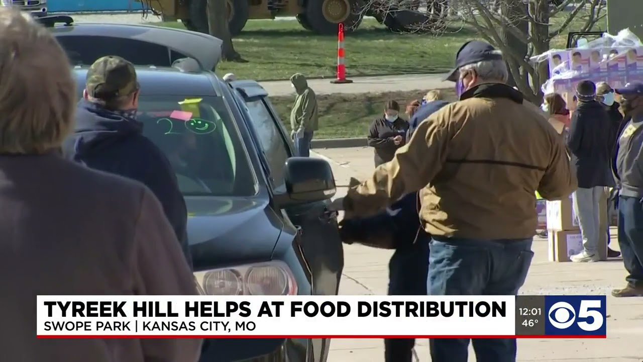 Tyreek Hill helps at Harvesters food distribution in Kansas City - YouTube