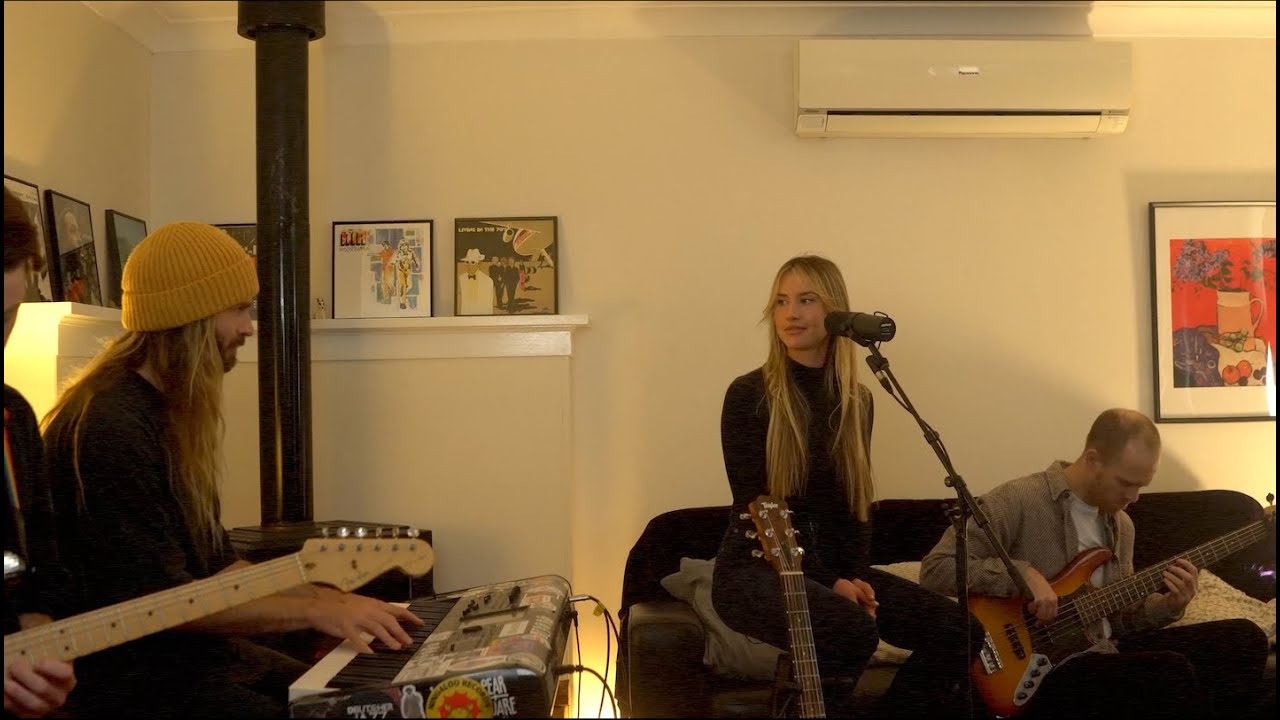 JESS REISS - Leave It B (Live at Home) - YouTube