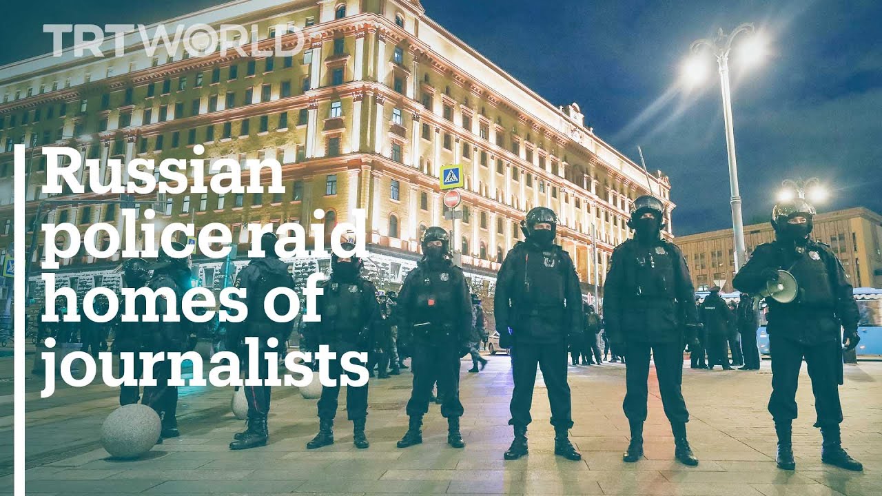 Russian police raid homes of journalists of Kremlin critic outlet - YouTube